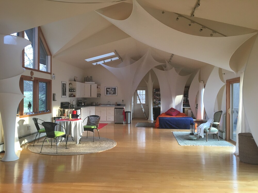 for the creative spirit, swimming dock on pond, horses to pet, Fire pit ...