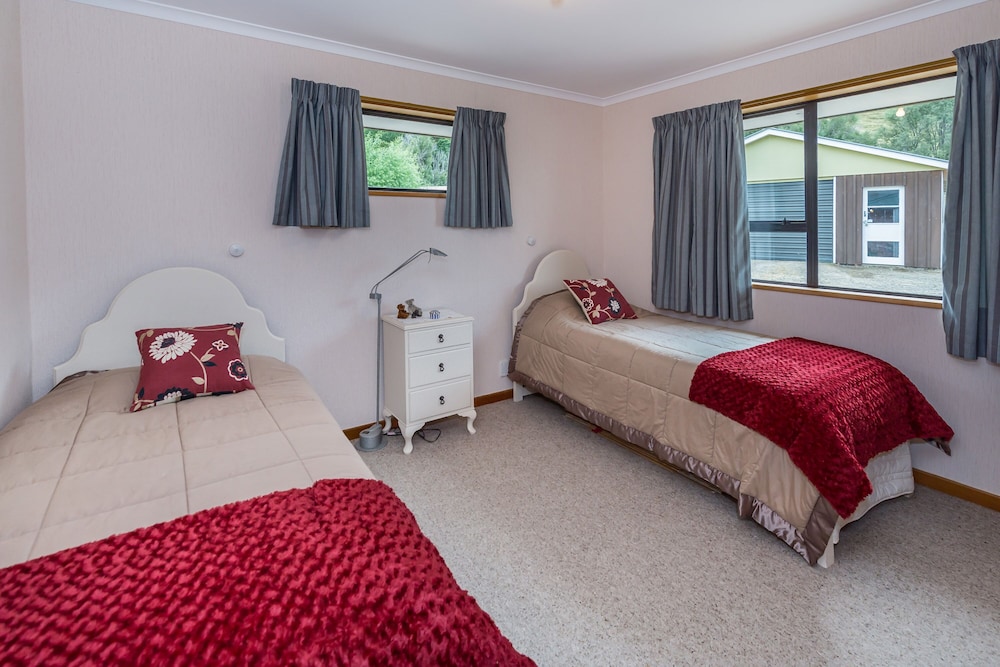 Wainui with Akaroa harbour views - Wainui | Vrbo