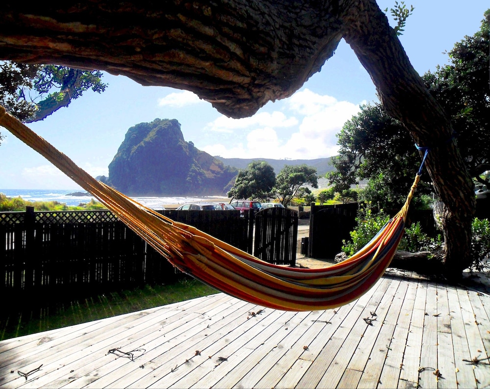 A Beach House at Piha - beachfront romantic hideaway, prime South Piha ...