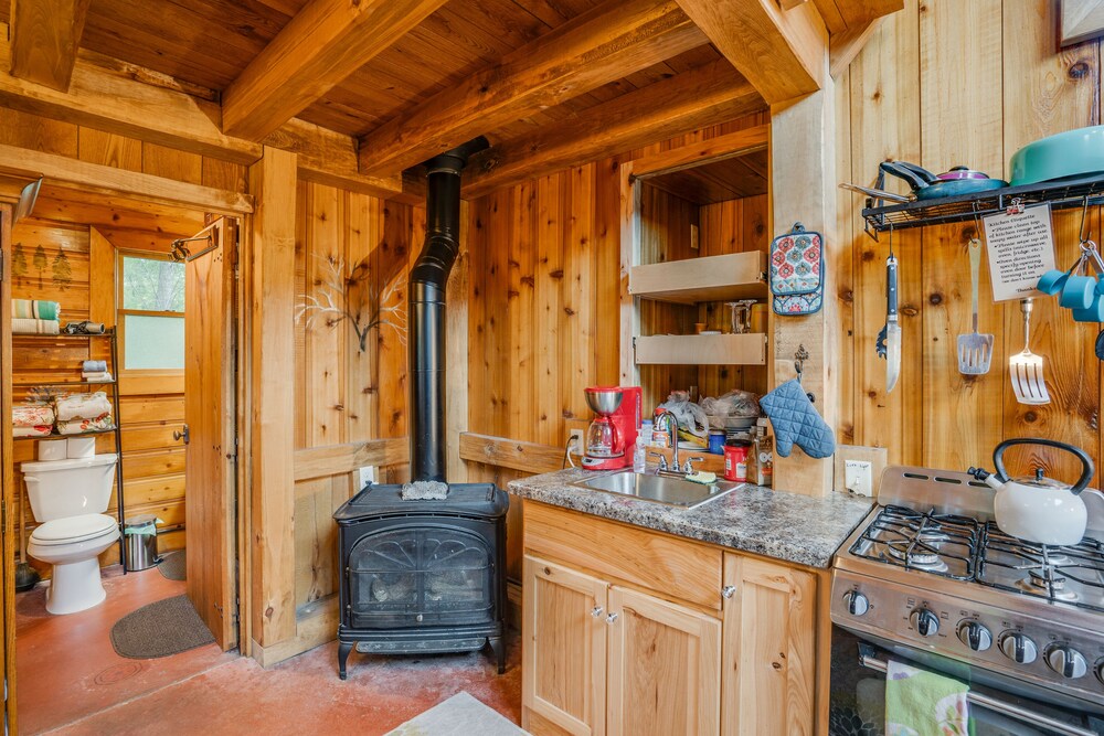Wizard's LOTR Cabin: New Treehouse Addition! Pet-friendly. - Upsala | Vrbo