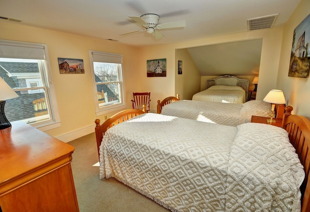 Fully updated, 2 Blocks from the Beach, Sleeps 12 - Cape May | Vrbo