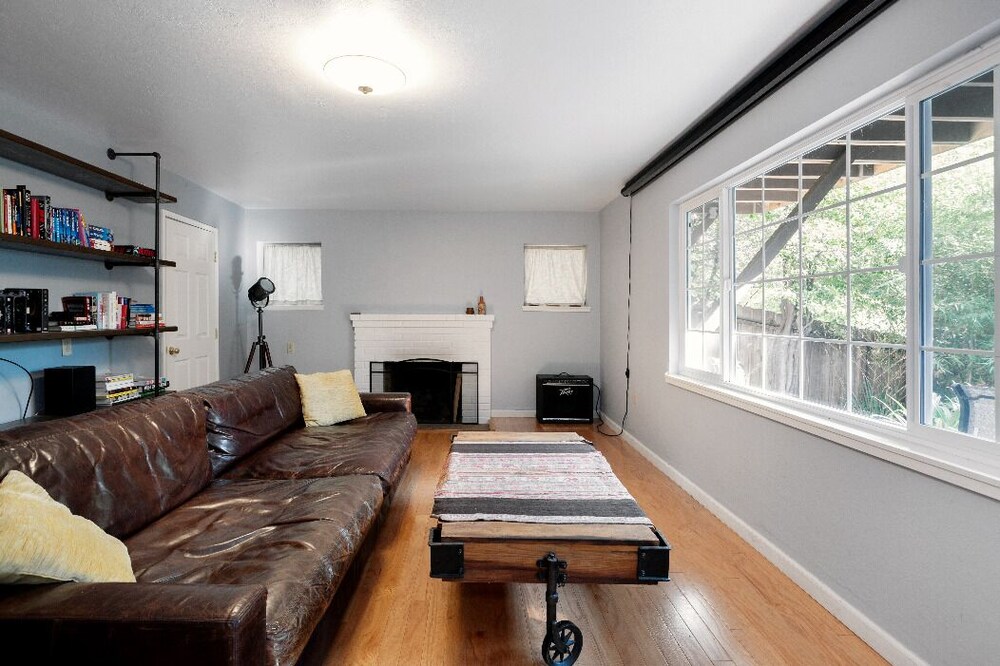 Large 1 Bedroom With Fireplace - Oakland | Vrbo