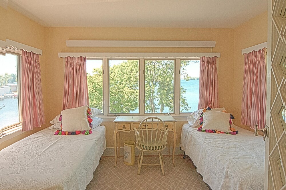 Sunset Point Cottage on Lake Minnetonka - Deephaven | Vrbo