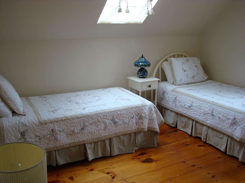 1/2 mile walk to beach, Sconset market, and great restaurants! Outdoor ...