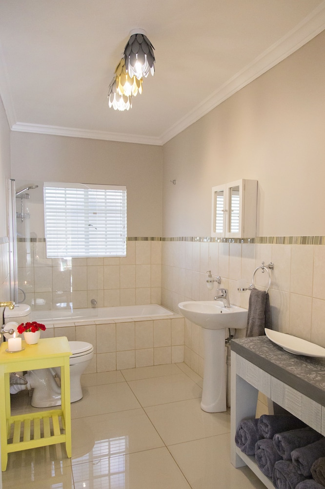 Nehema Manor, Hartbeespoort: $63 Room Prices & Reviews | Travelocity