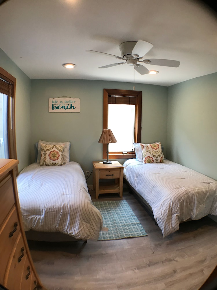 Discounted June! LARGE HOME -5 br 2 ba sleeps 12, POOL!! Families ...