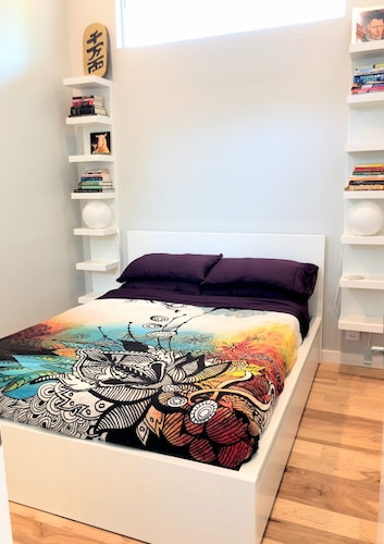 B-side: Rockin' 5 Stars For Over 6 Years! - Far West Boulevard – Austin