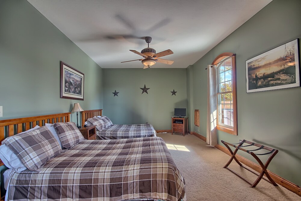 High Point Retreat! Large open concept. Great for family gatherings ...