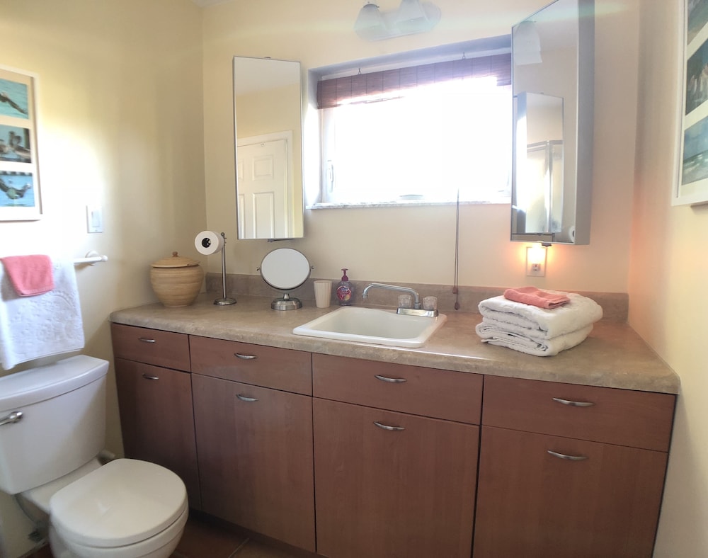 4 BR/3BA Poolhouse is 4 miles from the famous Siesta Key Beach - South ...