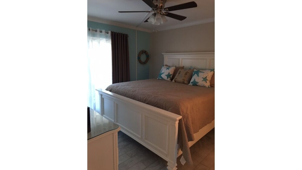 Come stay at Seaside Escape and enjoy the beach!!! Beach service ...