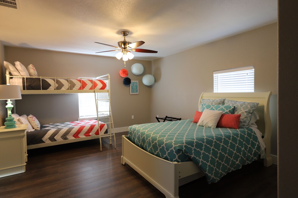 The Turquoise Door, short drive to Round Top, 5 private acres, Outdoor ...