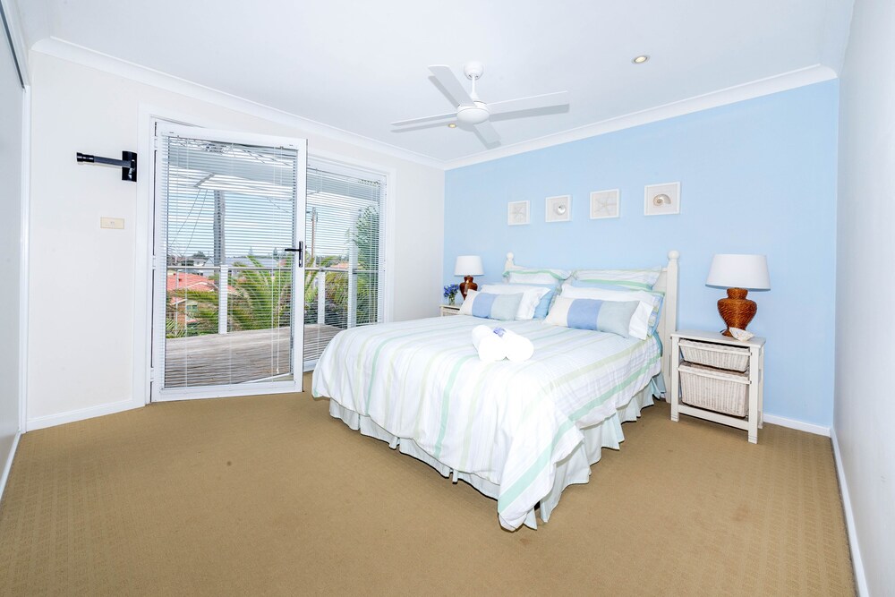Tropical Beach Hide Away - inground pool, 2min walk to ocean foreshore ...