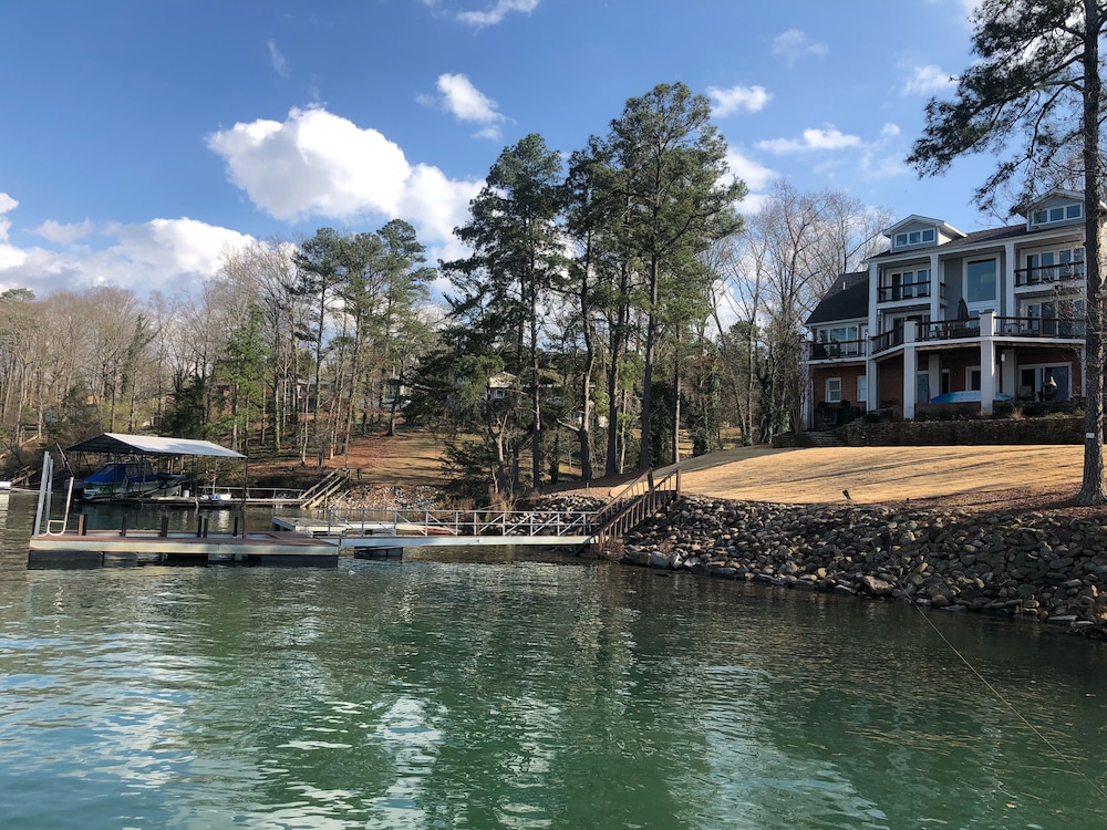 Perfect for large groups. Sits on water's edge. - Hall County | Vrbo