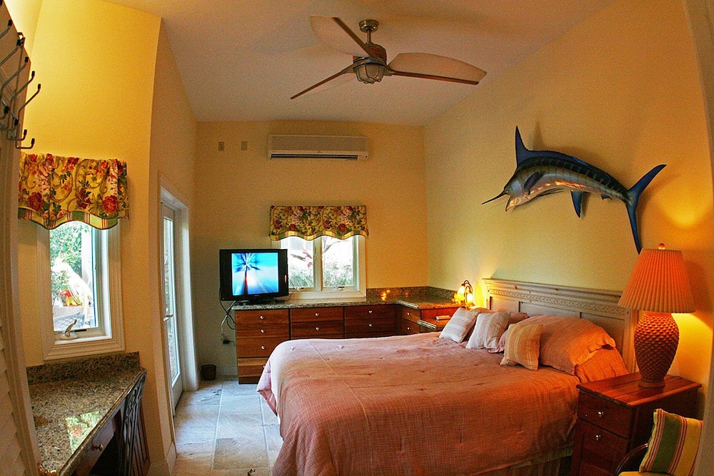 SPECIAL ! April 11 - 25 --2975 per week !! - Marathon | Vrbo
