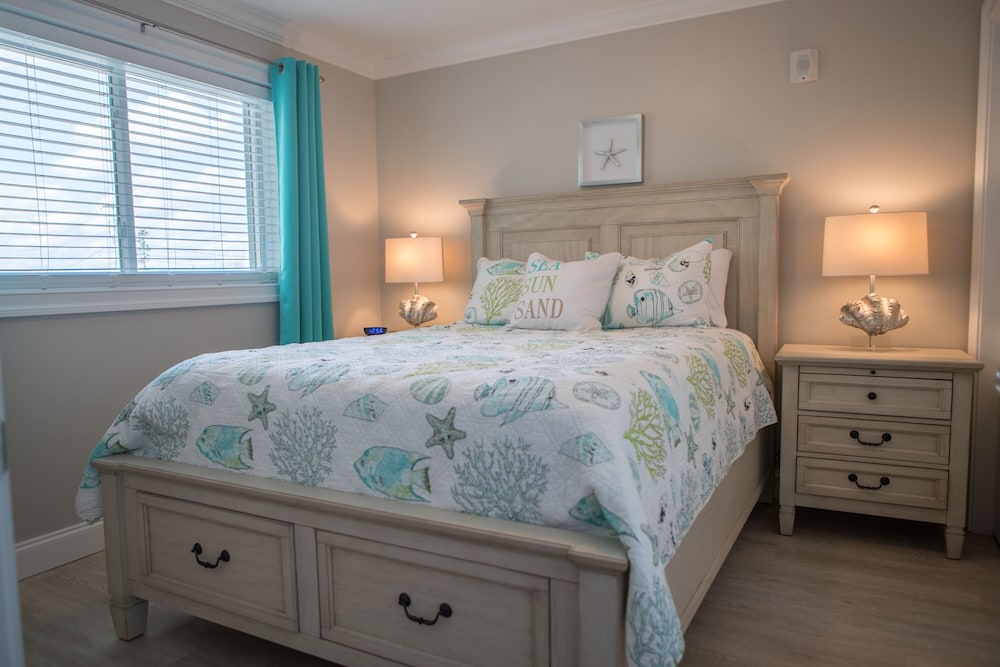 Upscale Oceanfront Condo Steps From The Seashell Stage - Hampton | Vrbo