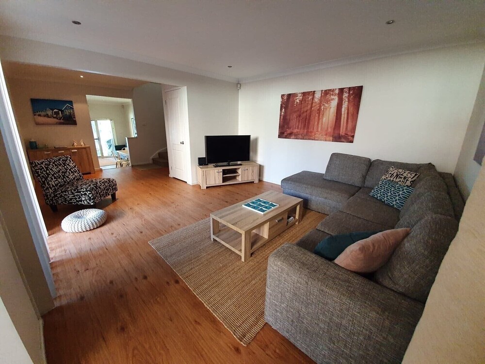 Chilling Lakeside on Lake Macquarie: Deals & Reviews (Mannering Park ...