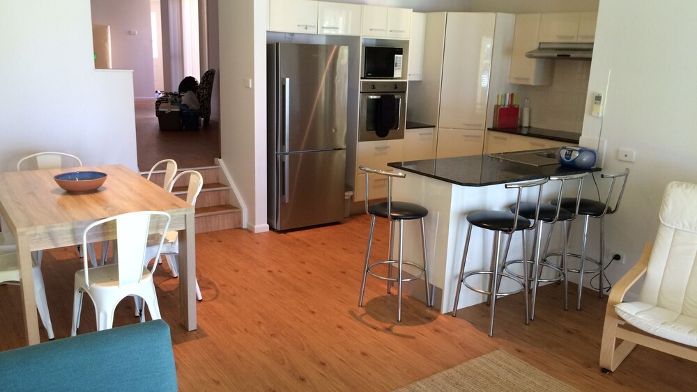 Chilling Lakeside on Lake Macquarie: Deals & Reviews (Mannering Park ...