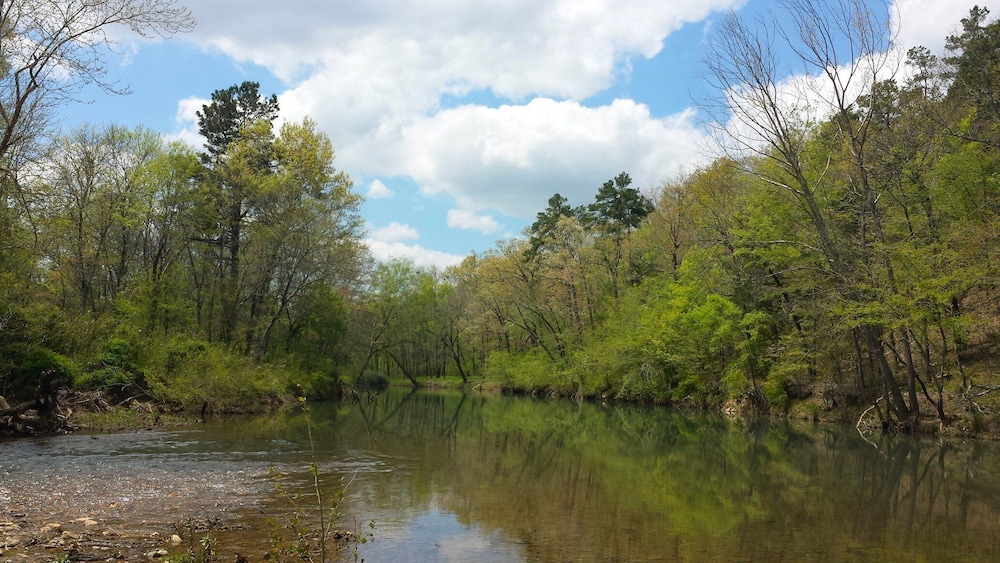 Secluded River Cabin Retreat with Outdoor Bathhouse and Kayaks in Caddo ...