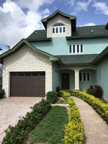 Elegantly Designed And Spacious Townhouse For You. - Nassau