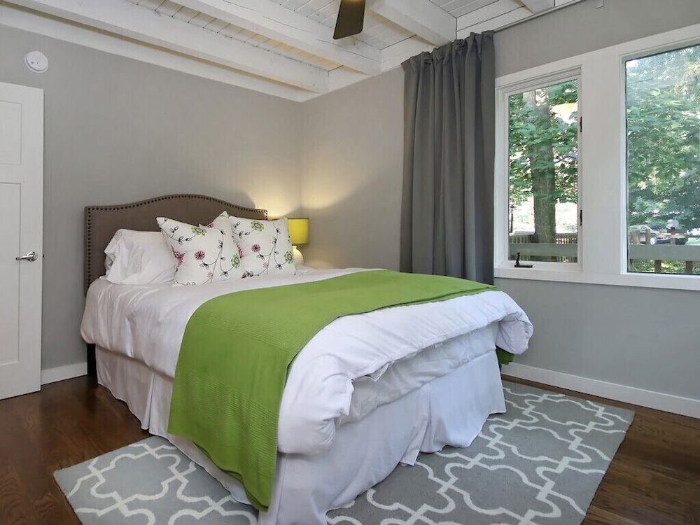 Tree Tops - Stunning ' Treehouse' With Upscale Amenities in a Memorable ...