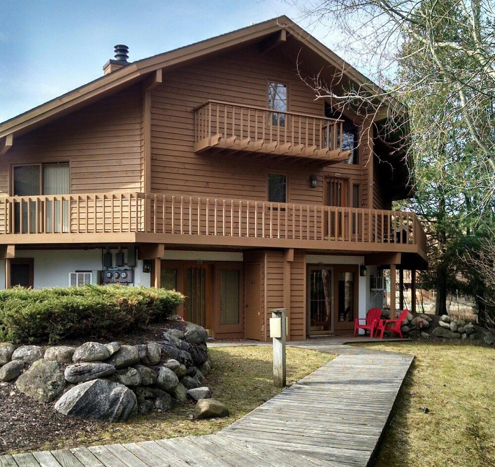 Condo mignon impeccablement propre sur le parcours de golf Schuss ...