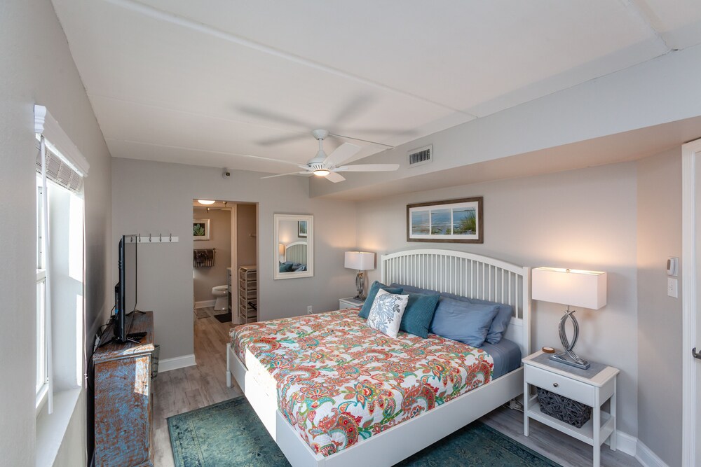 AMAZING 5-STAR TOP-floor Beachdrifter Oceanfront w wrap balcony 2/2 w ...