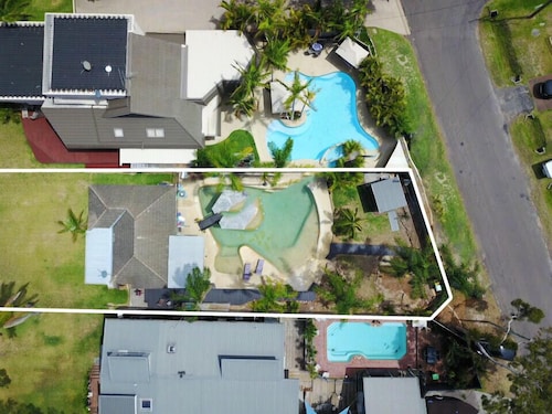 Waterfront Oasis Lake Front With Private Pool - Newcastle