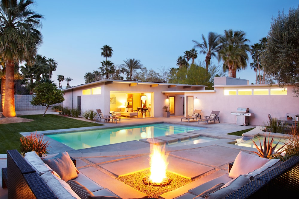 Luxury Mid-Century Modern Outdoor Living with Pool/Spa. Excellent Guest ...