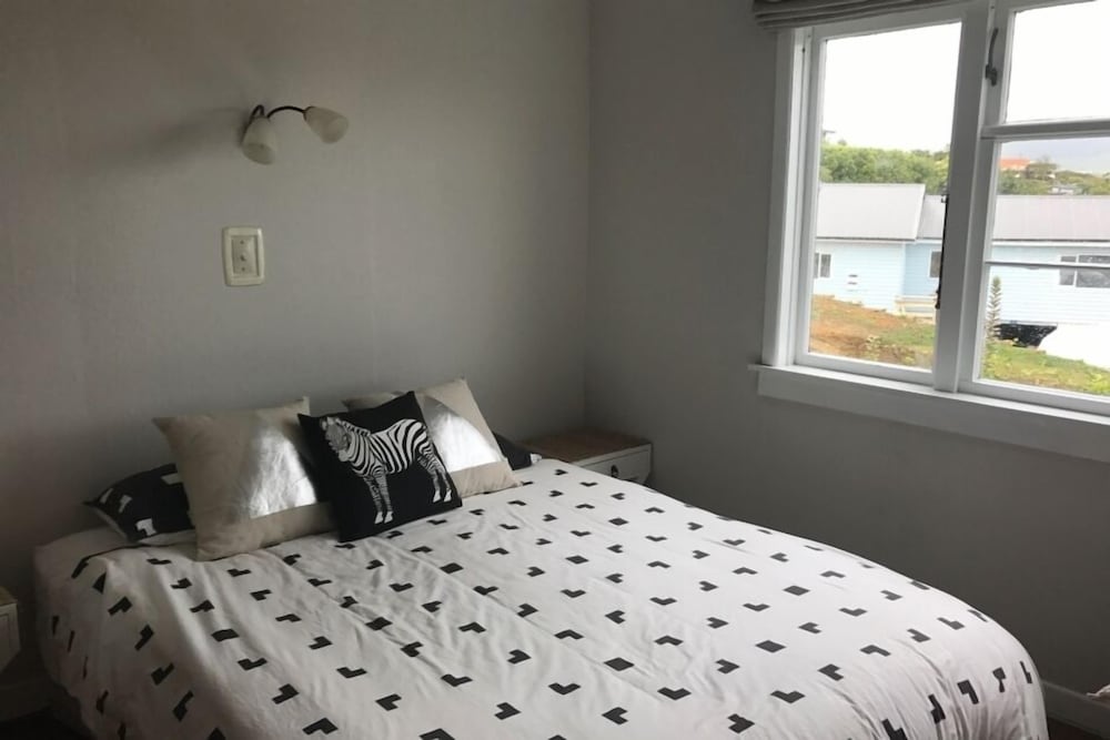 Sunnynook Cottage Sea Views Top Location, walking distance to town ...