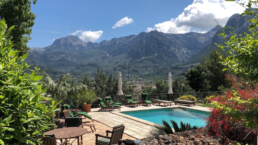 Ca'n Pons, Villa with breathtaking views, gardens, wifi and private ...