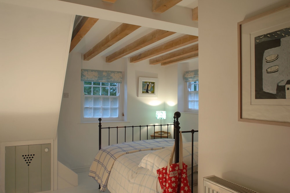 Stylish, contemporary cottage for two close to the sea, beaches and ...