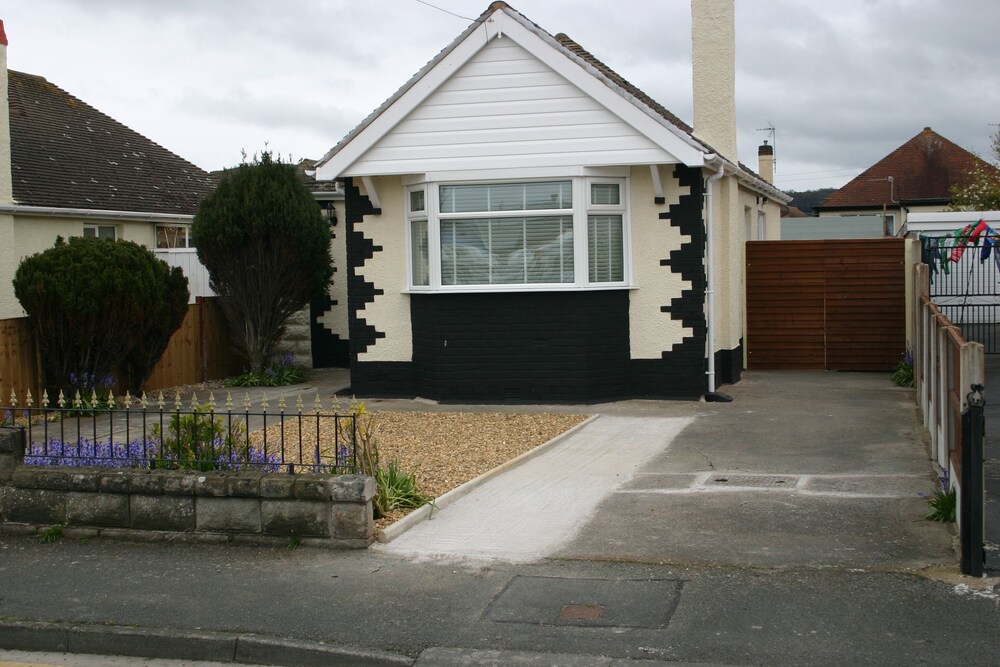 Swn y mor detached Holiday Let- Dog friendly by the sea Prestatyn with ...