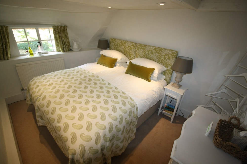 Beautiful Thatched Grade II Listed Cottage near Stonehenge & Salisbury ...