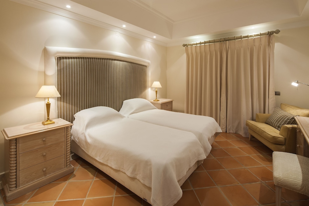 Wonderfully Stylish & Luxurious Villa, Heated Pool, Designer Interior ...