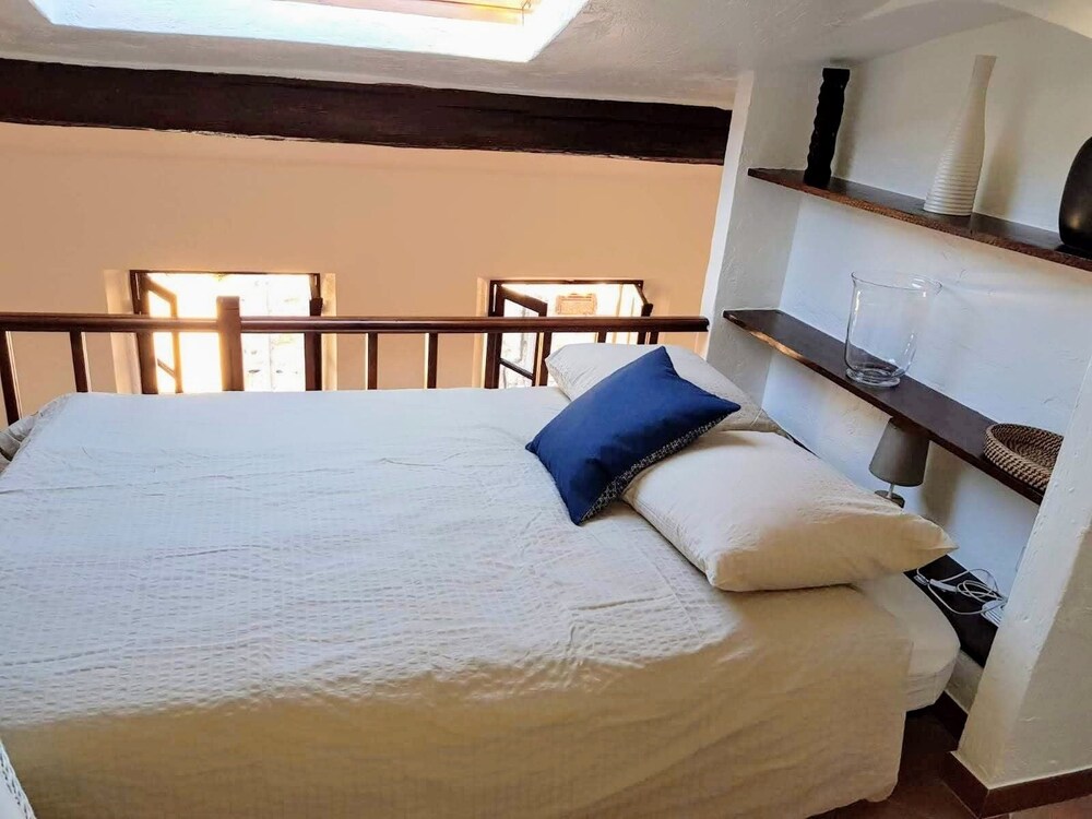 Beautiful, spacious, split level Studio in Old Antibes with Air ...