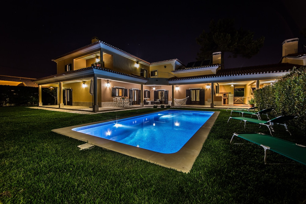 Modern, large and beautiful villa with pool/garden in Azeitão south of ...