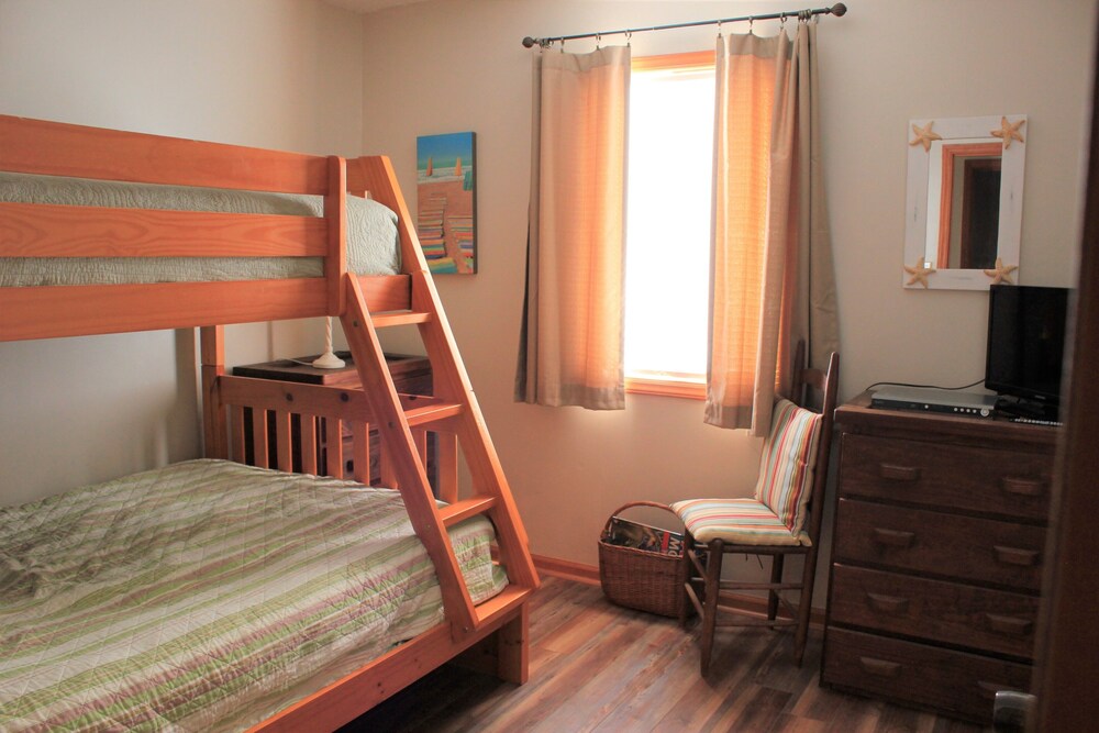 Comfortable OBX Beach Box Cottage ~ Ocean views, 2 min walk to the ...