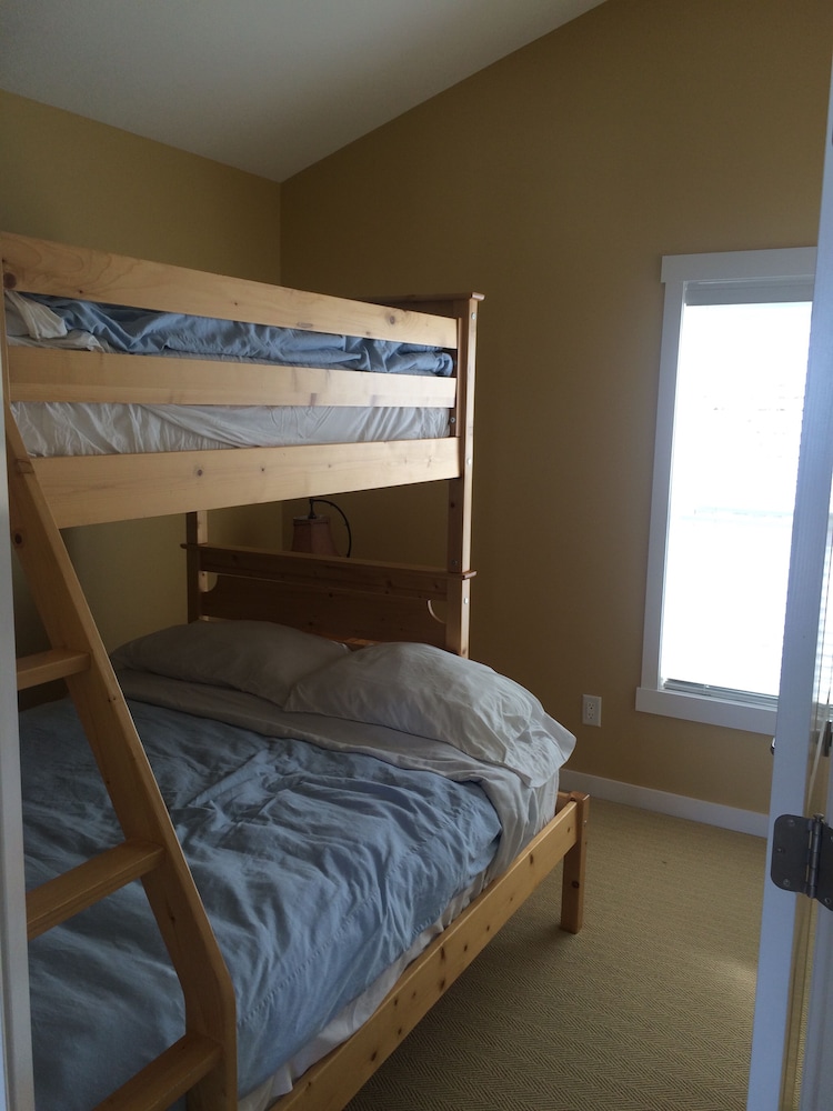 Lake Okanagan! 3 Bedroom Cottage With Beach, Pools and Great Resort ...