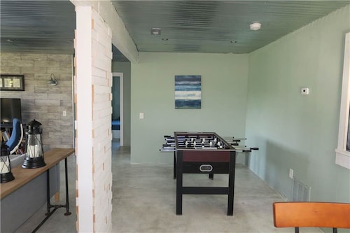 6 Bedrooms, 4.5 Baths, Ac, Close To Town & Beaches - Block Island, RI