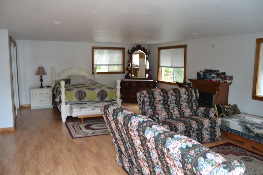 Secluded Lakefront, Private Low Bank Beach, Hot Tub, Dog Friendly, 3 ...