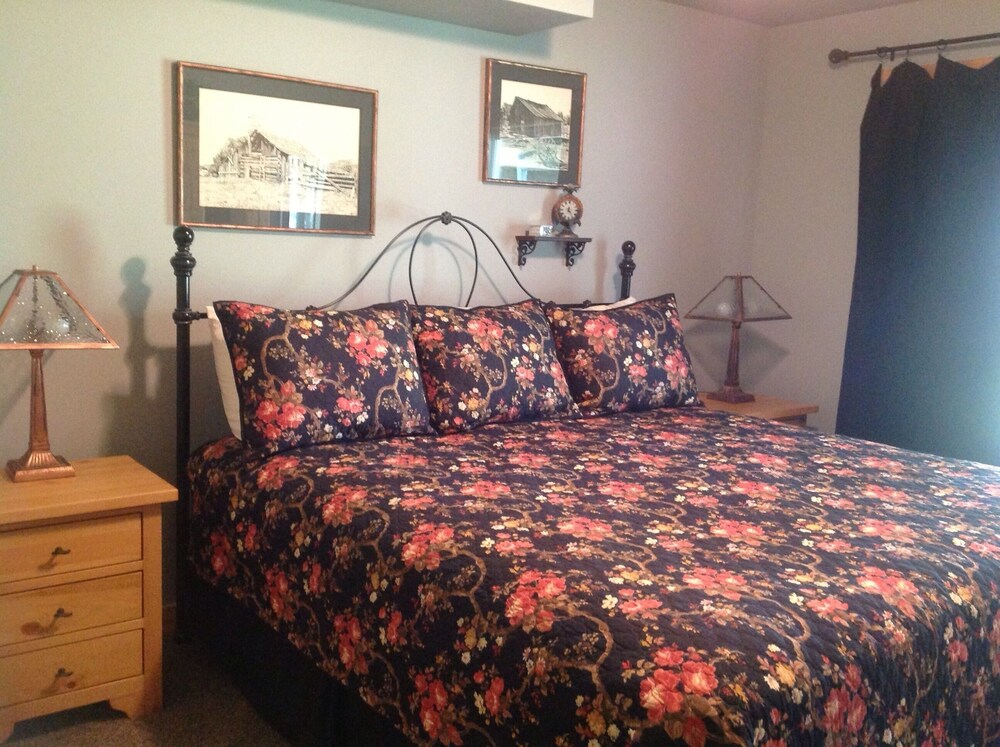 4BR Riverfront Villa, Quiet and Upscale! - Three Rivers | Vrbo