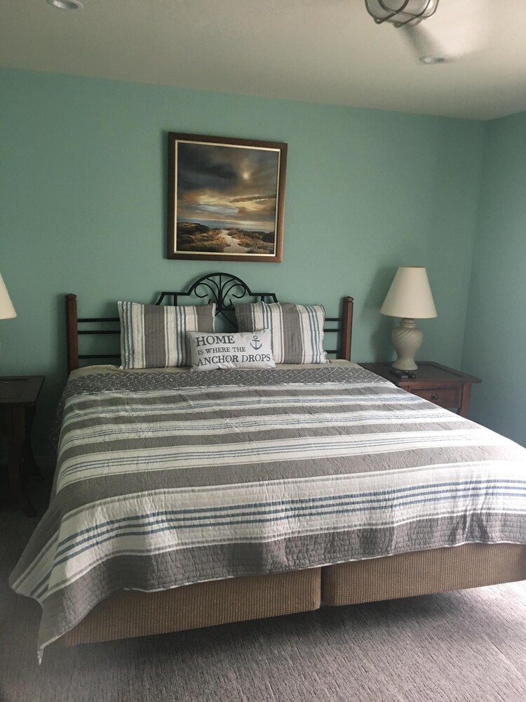1 Block from Beach! Swedes St. 4 Bed/3 Bath Condo in Dewey Beach Sleeps ...