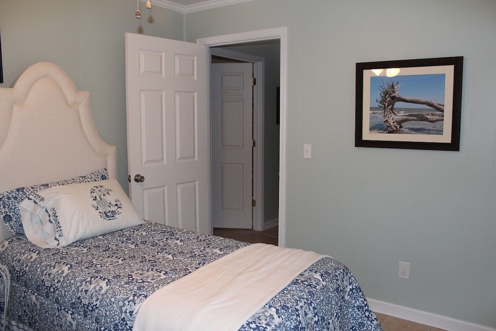 4 Blocks From Waterfront & Downtown Dining - Pet/Pup Friendly + 2 Adult ...