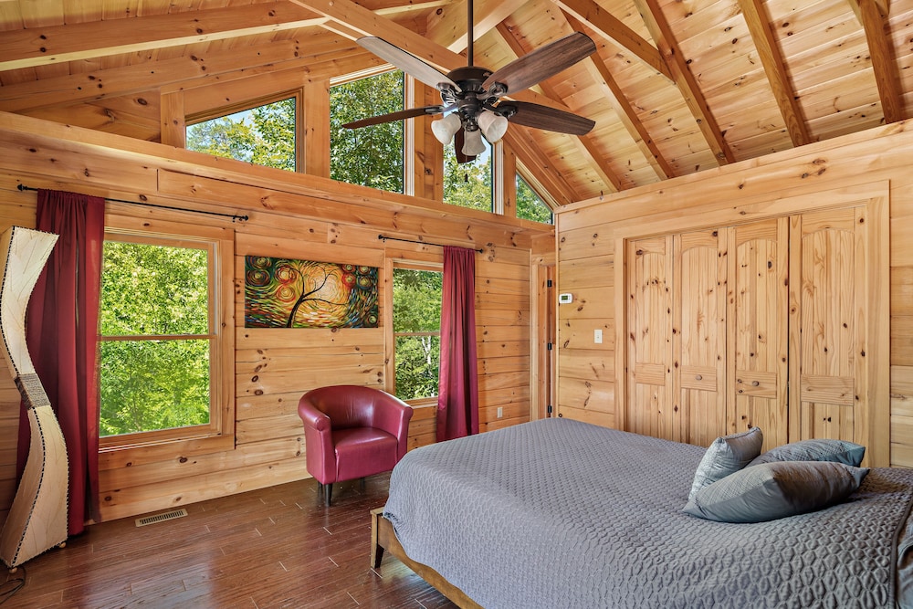 Amazing LAKE FRONT Log Cabin - Lake Lure | Vrbo