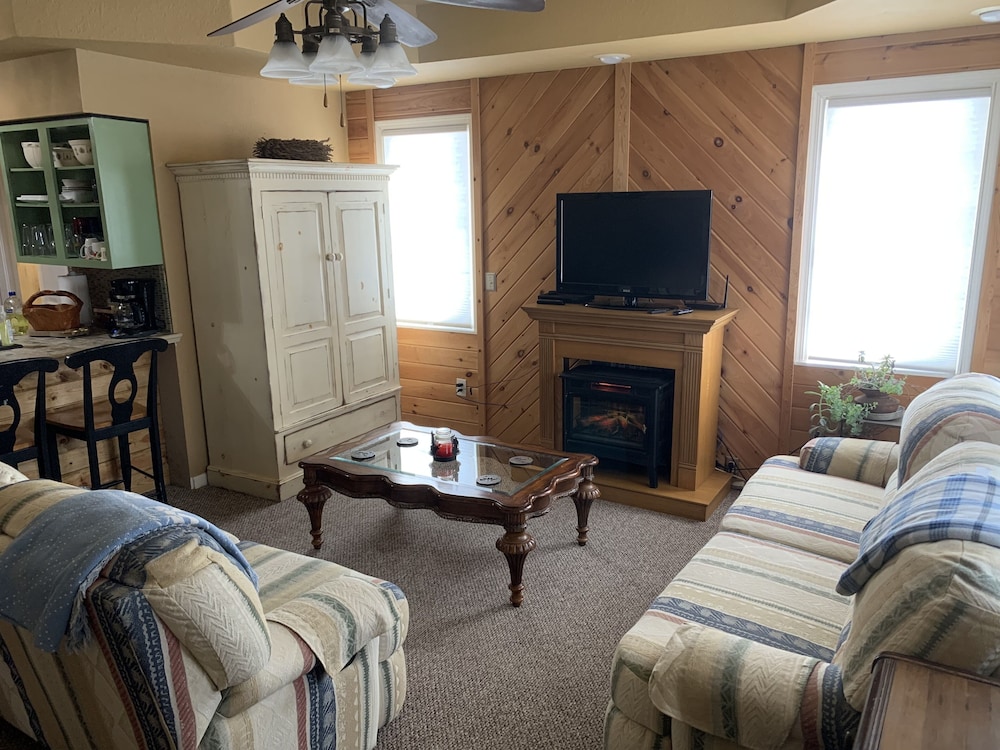 Great Cabin on Osage River in Tuscumbia, MO: Deals & Reviews (Tuscumbia ...