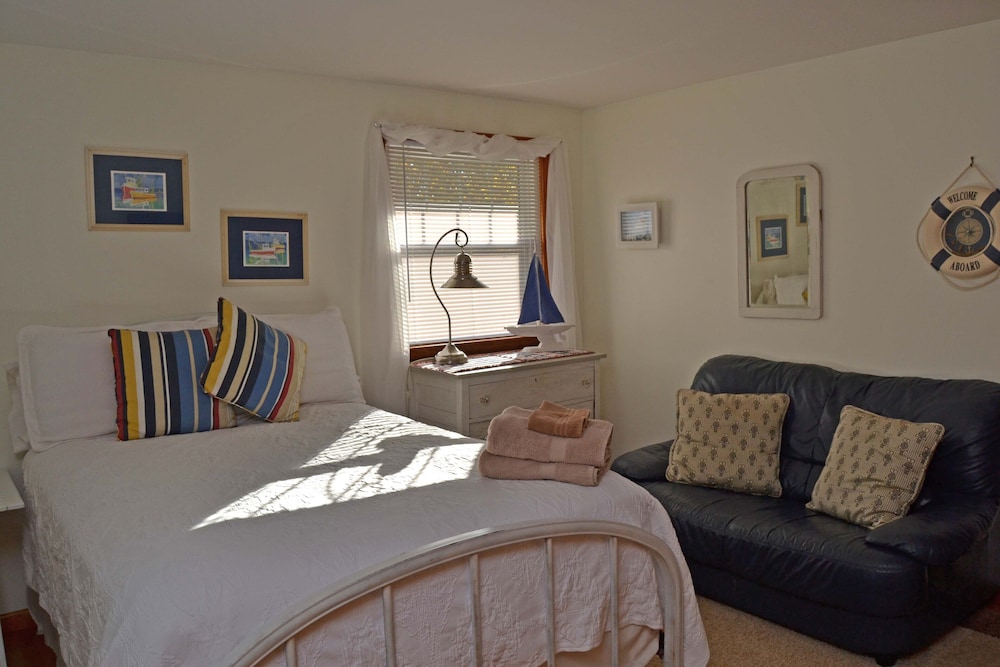 Lakehurst Bungalow: Private Beach Access & Master Balcony – Group ...
