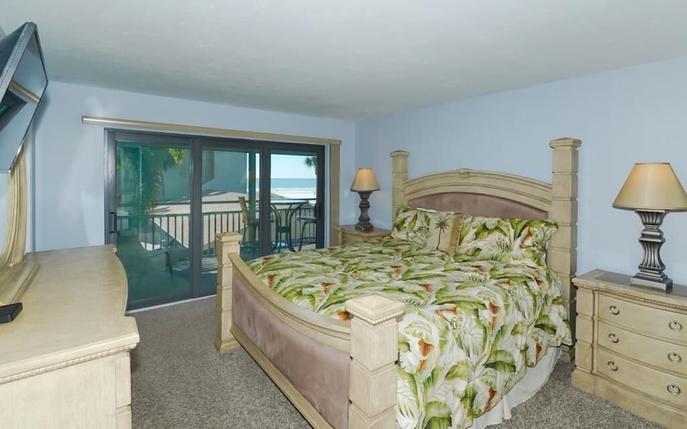 Buttonwood 427 - 3 Bedroom Condo with Private Beach with lounge chairs ...