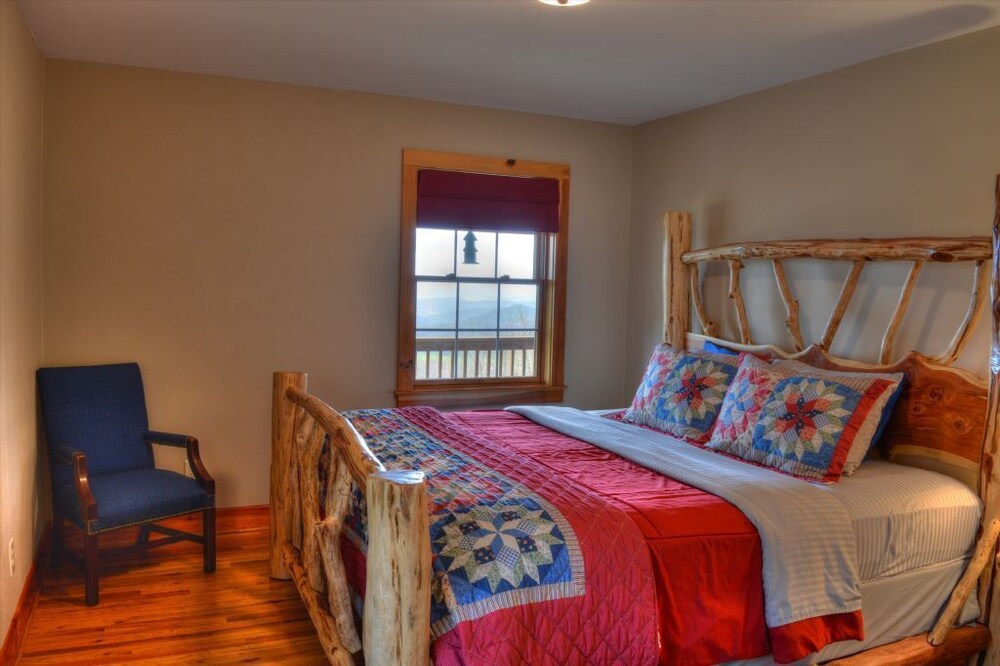 Above the Clouds-Open for Bookings! Views, Wi-Fi, Game Room, AC - Ashe ...