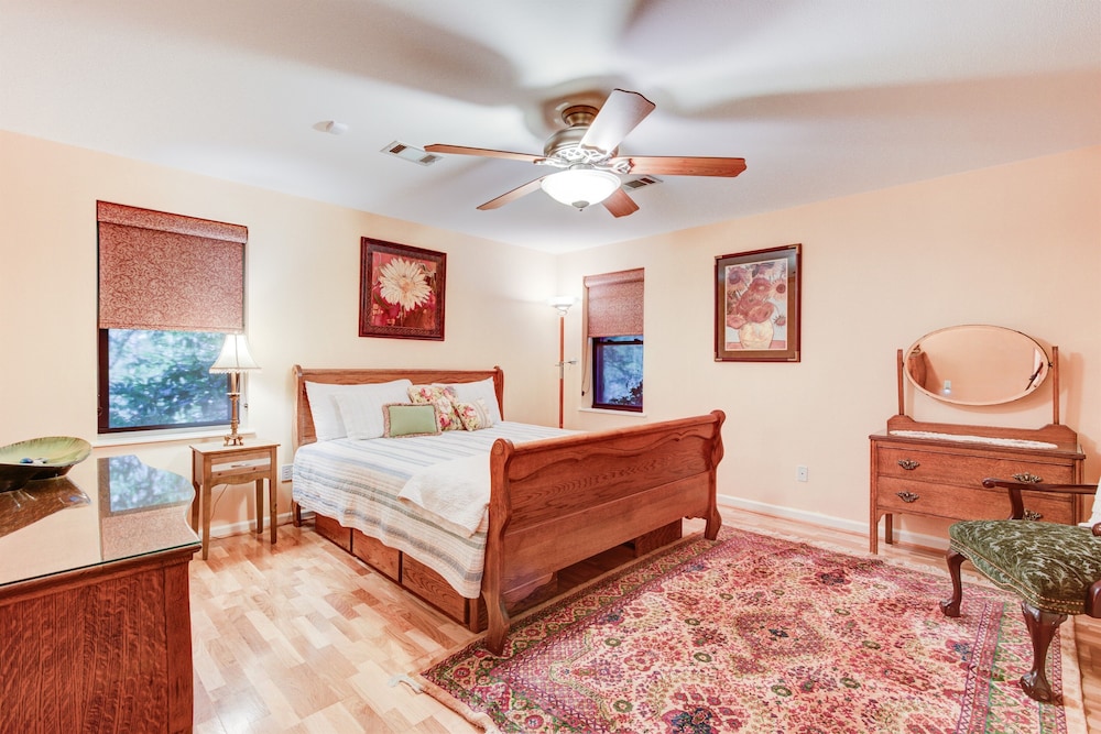 5,000 sq. ft. Lake villa, 5/5 BA , sleeps 12, 2 boat stalls, 20x40 ...