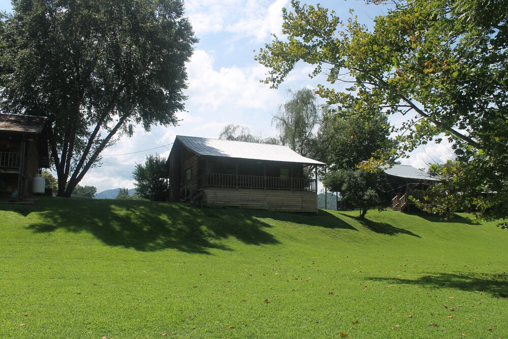 Riverfront Log Cabin 1 1/2 Mile From The Entrance Of The GSM National ...